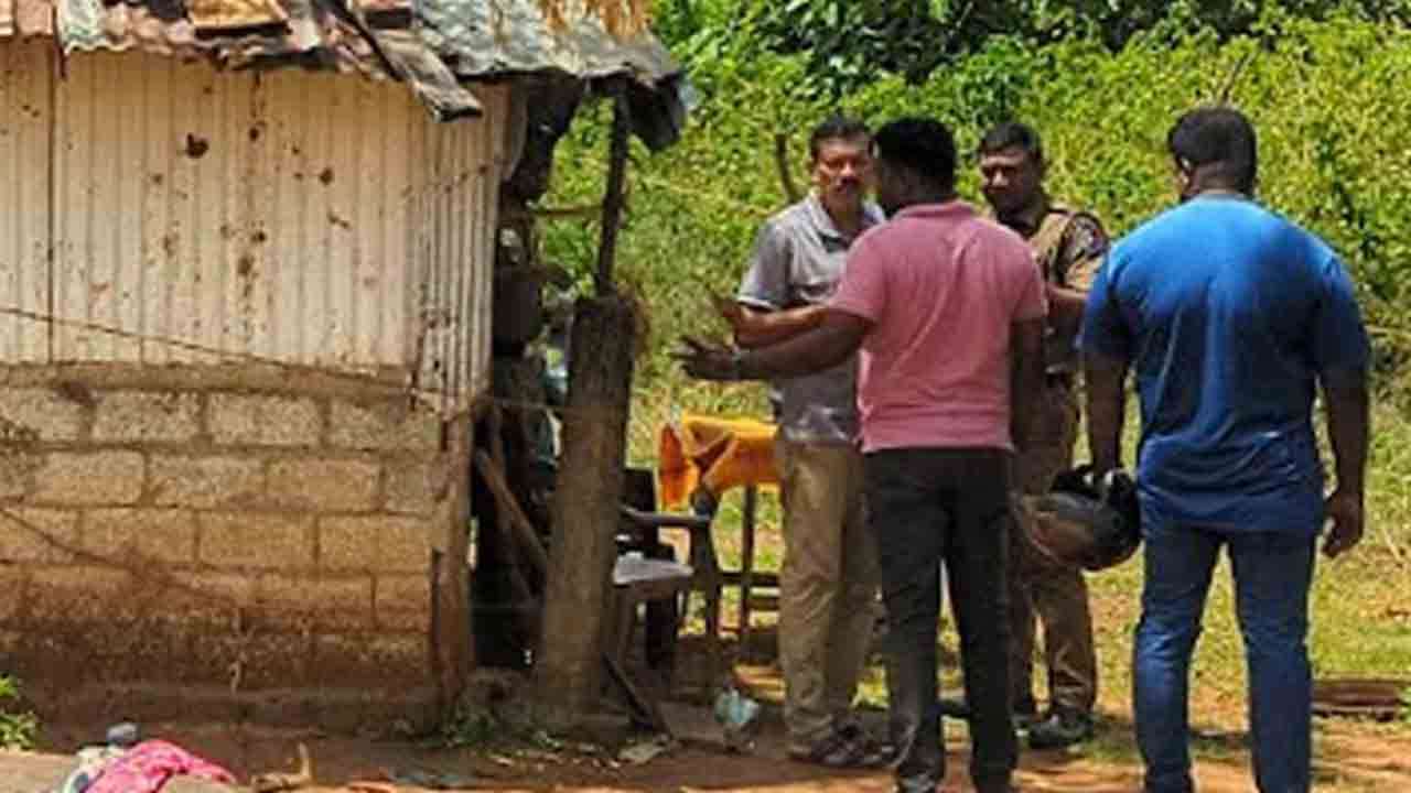 இரத்த கறைகளுடன் வவுனியாவில் இளைஞர் ஒருவரின் சடலம் மீட்பு! – Athavan News